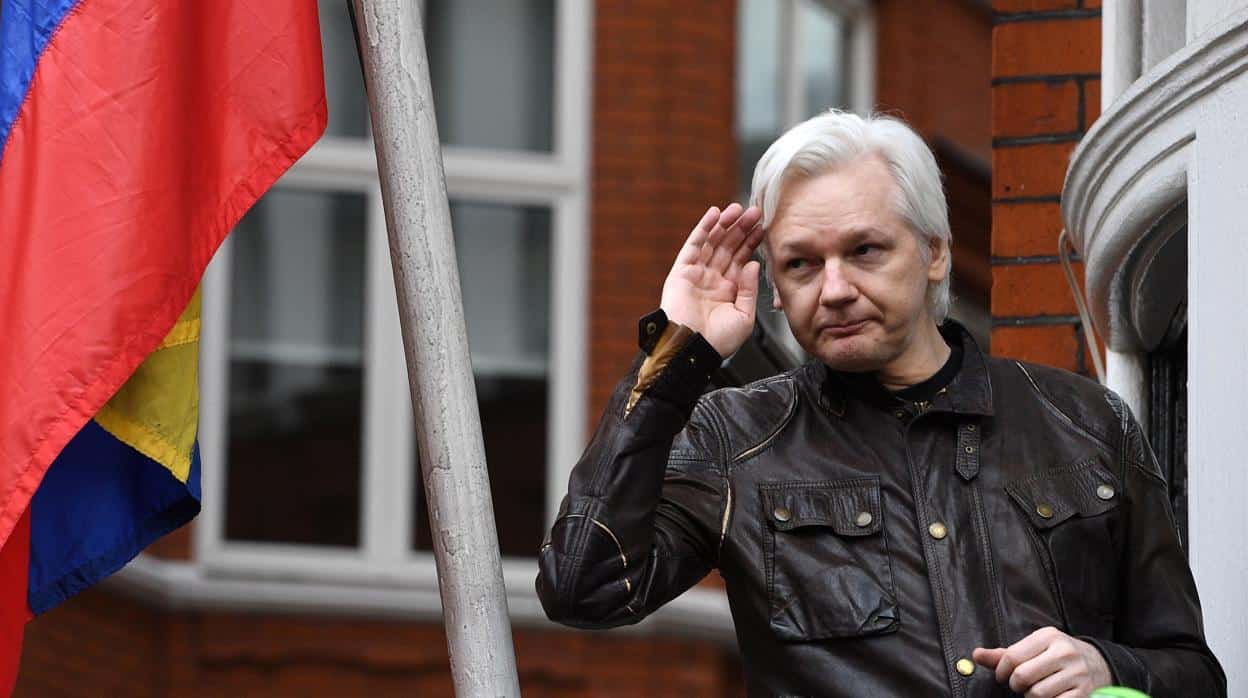Julian Assange, fundador do Wikileaks, ameaçado de expulsão da ...