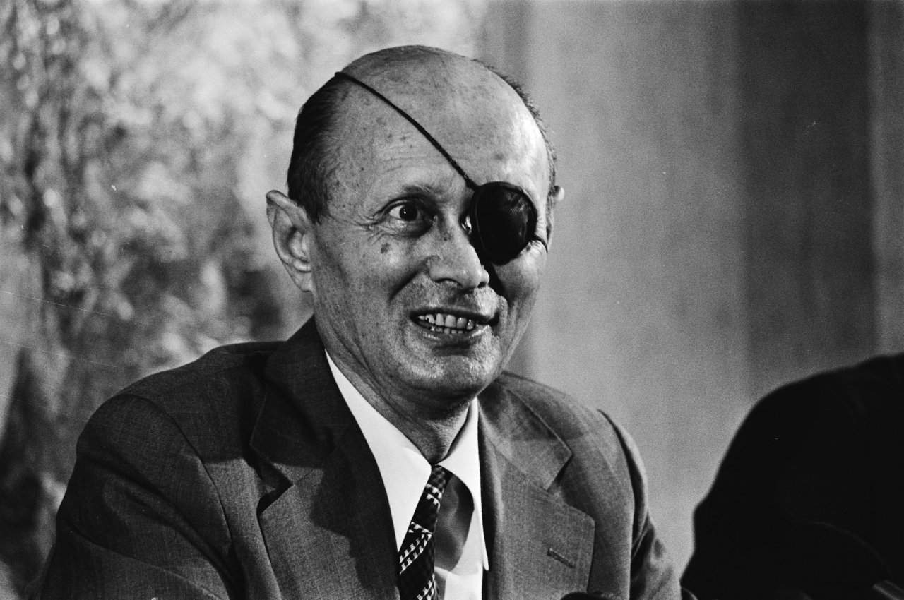 Moshe Dayan, 'herói' sionista educado para atirar em árabes - Diário Causa Operária